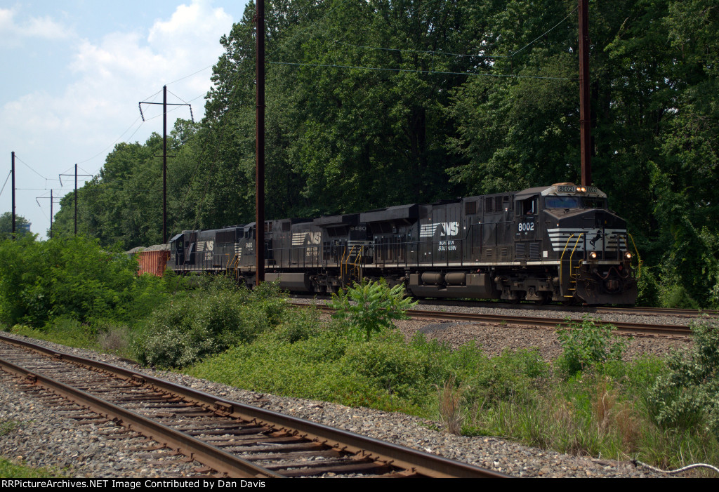 NS ES44AC 8002 leads 94M